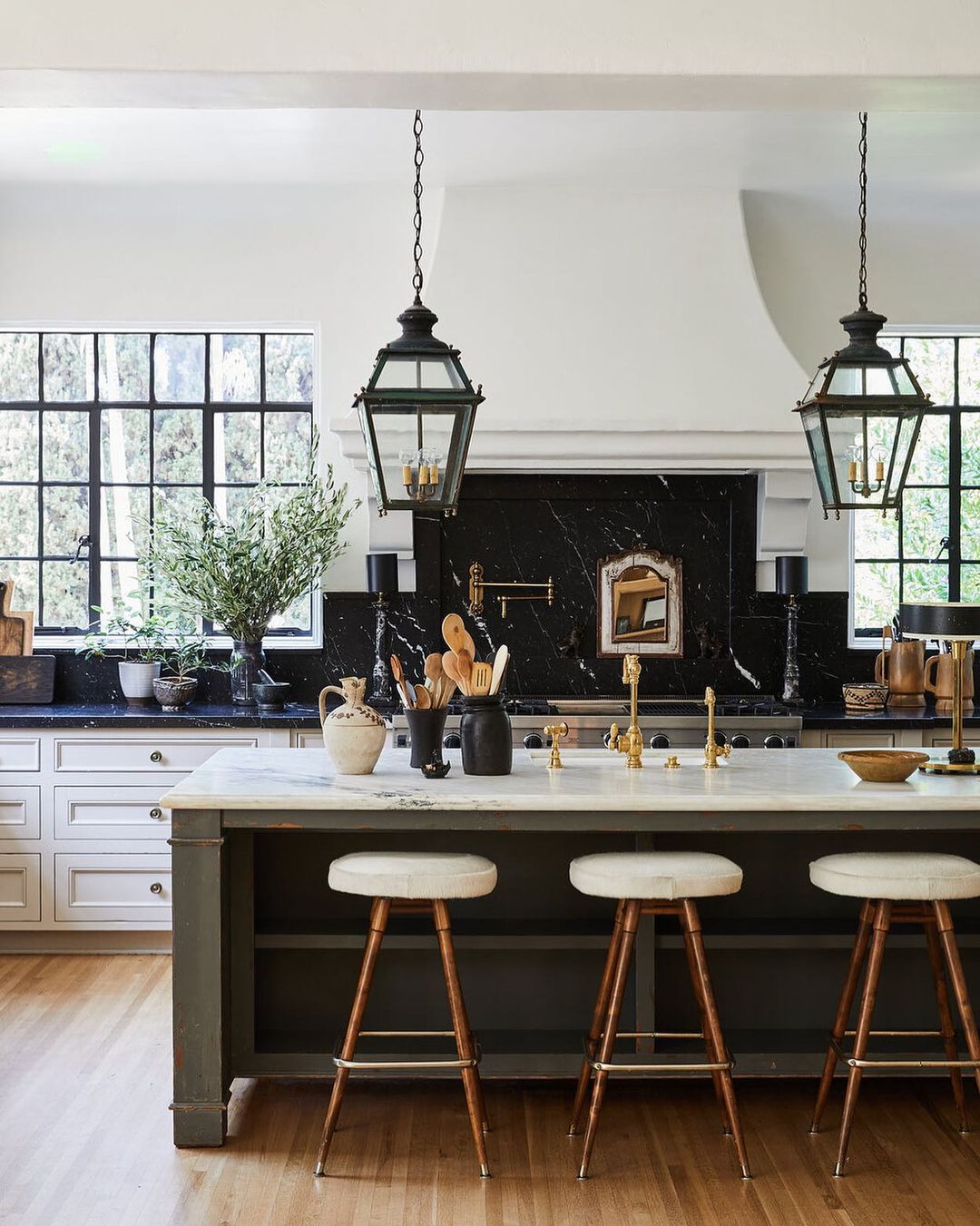 40 Unique Kitchens Without Upper Cabinets