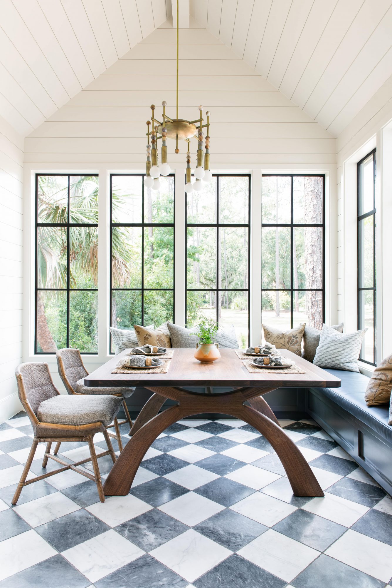 Sophisticated Interiors With A Touch Of Southern Charm - Decoholic